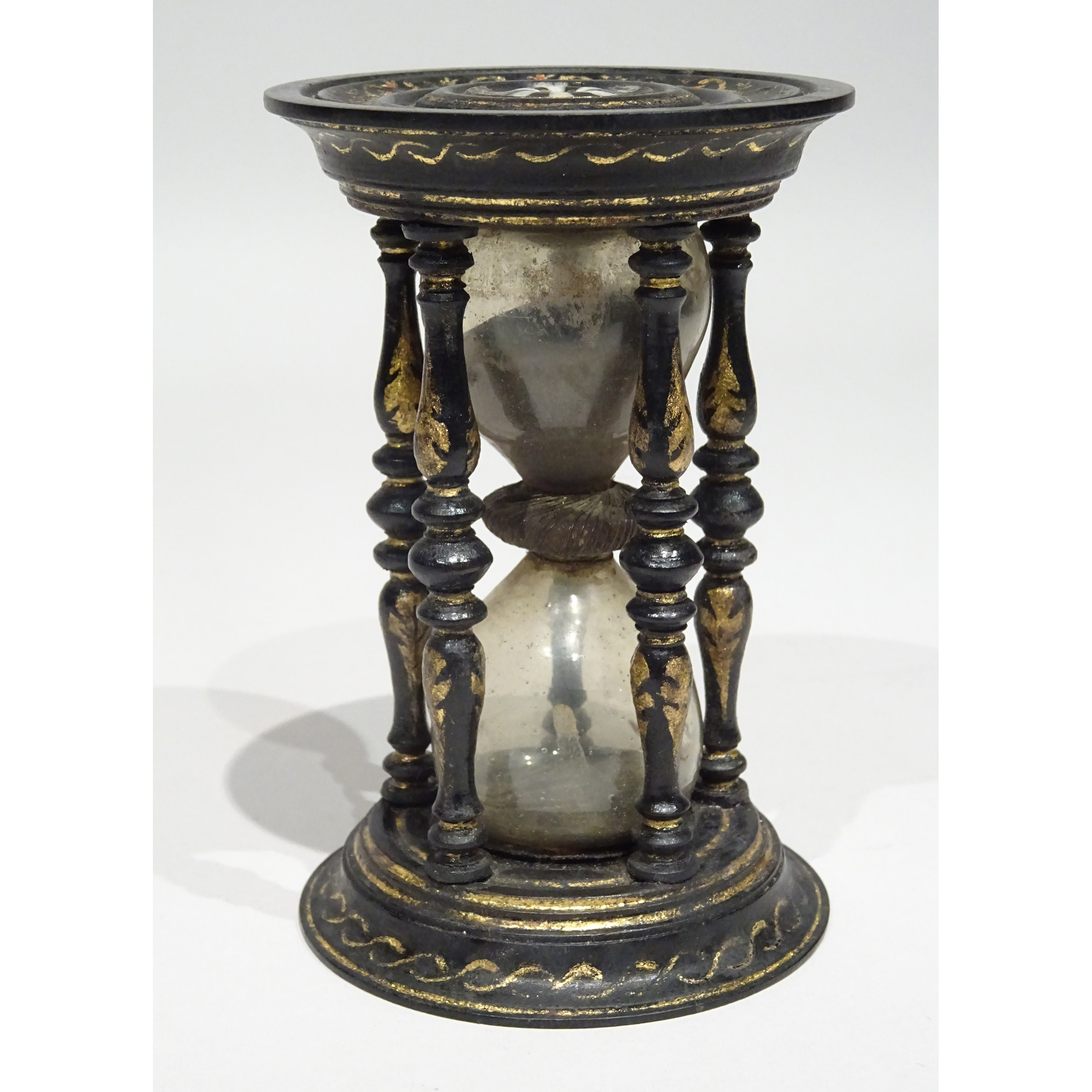 Sablier en bois tourné laqué noir et or | Carré Rive Gauche