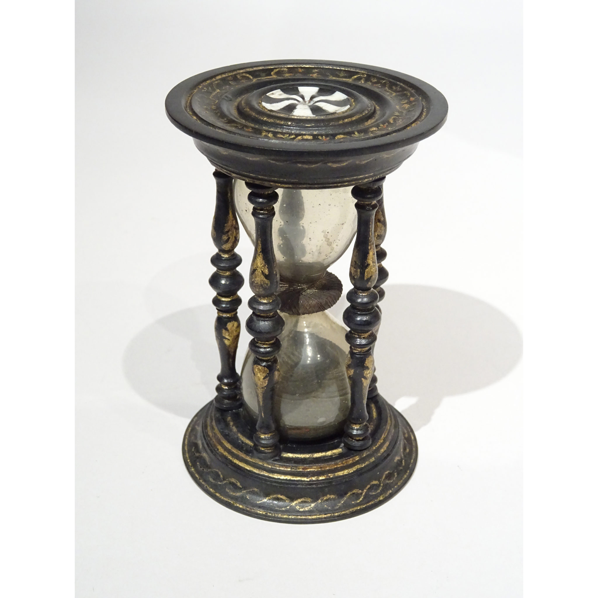 Sablier en bois tourné laqué noir et or | Carré Rive Gauche