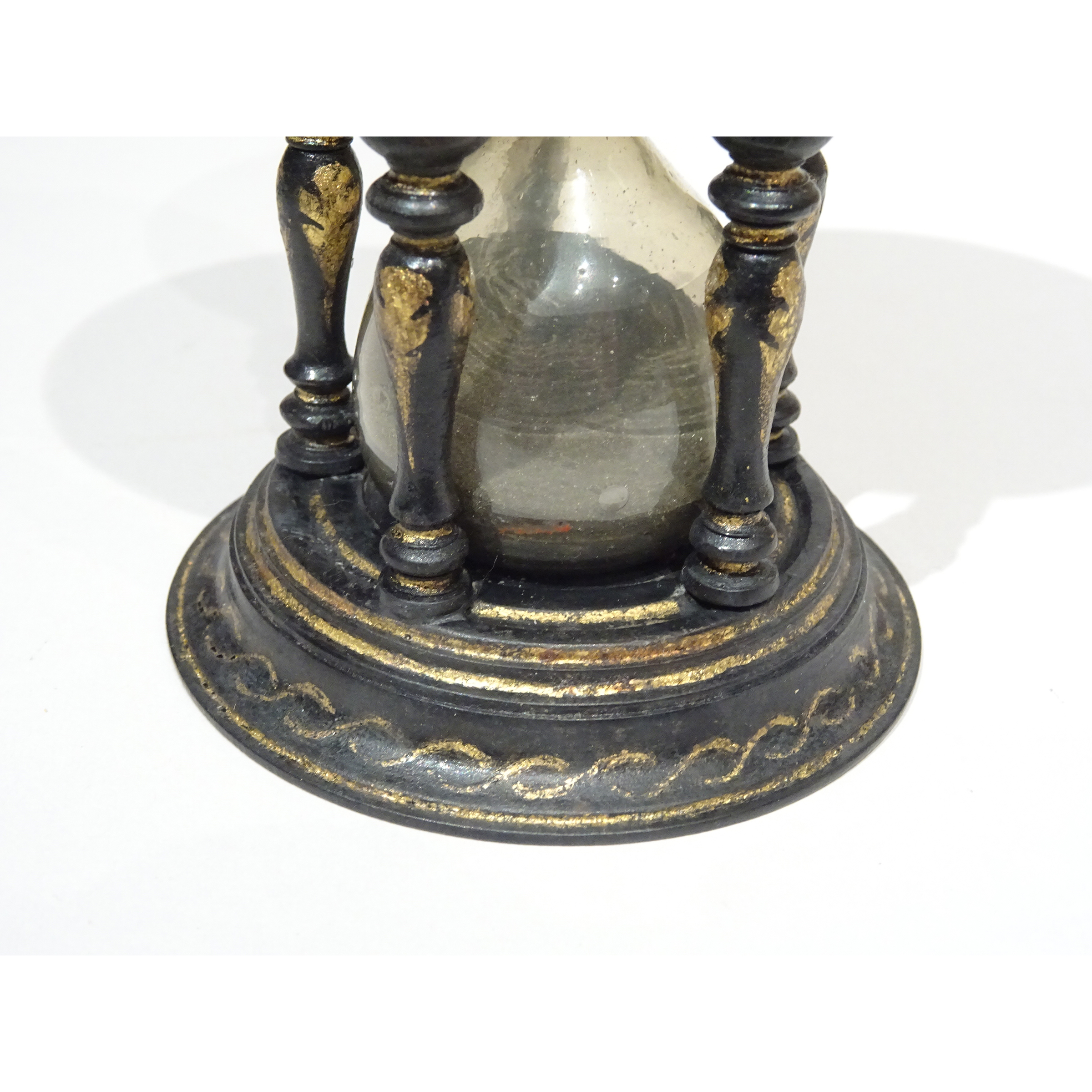 Sablier en bois tourné laqué noir et or | Carré Rive Gauche